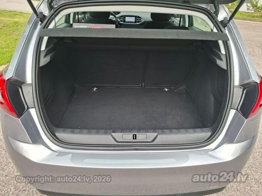 Pelēks Peugeot 308 2020 Tallina, ar dzinēja tilpumu 1.50 L un nobraukumu 103 tūkst. km par 9990 €, foto 18 vietnē AUTOMOTO.COM.LV
