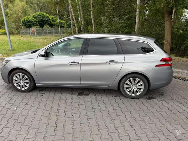 Peugeot 308 2020 in Vilnius on AUTOMOTO.COM.LV Grey Peugeot 308 2020 in Vilnius, with an engine capacity of 1.50 L and mileage of 182 thousand km for 7900 €, photo 5 on AUTOMOTO.COM.LV