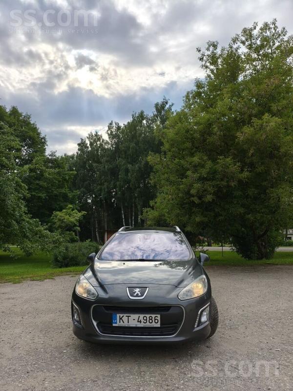 Grey Peugeot 308 2012 in Valmiera, with an engine capacity of 1.60 L and mileage of 421 thousand km for 1350 €, photo 2 on AUTOMOTO.COM.LV
