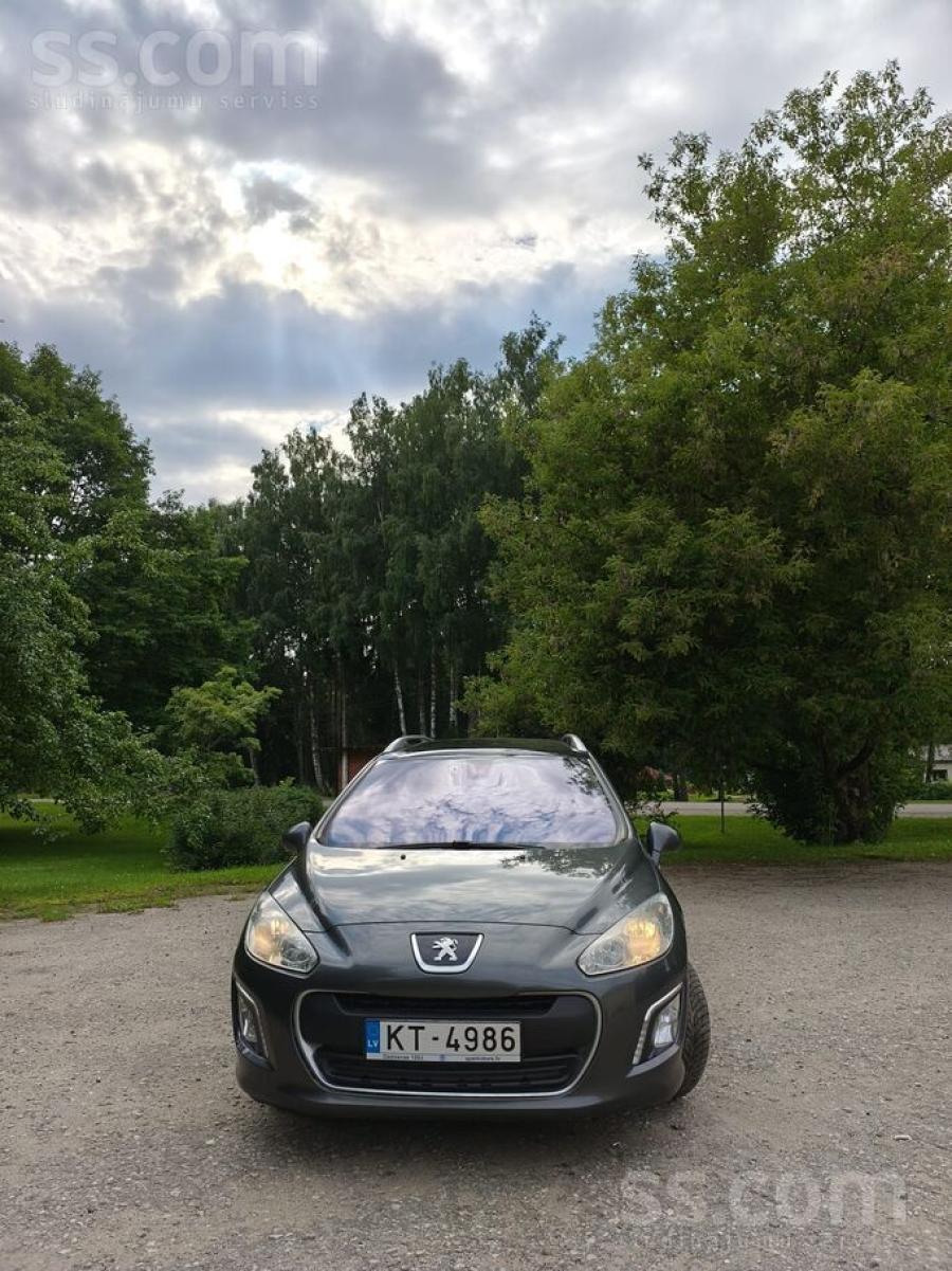 Grey Peugeot 308 2012 in Valmiera, with an engine capacity of 1.60 L and mileage of 421 thousand km for 1350 €, photo 3 on AUTOMOTO.COM.LV