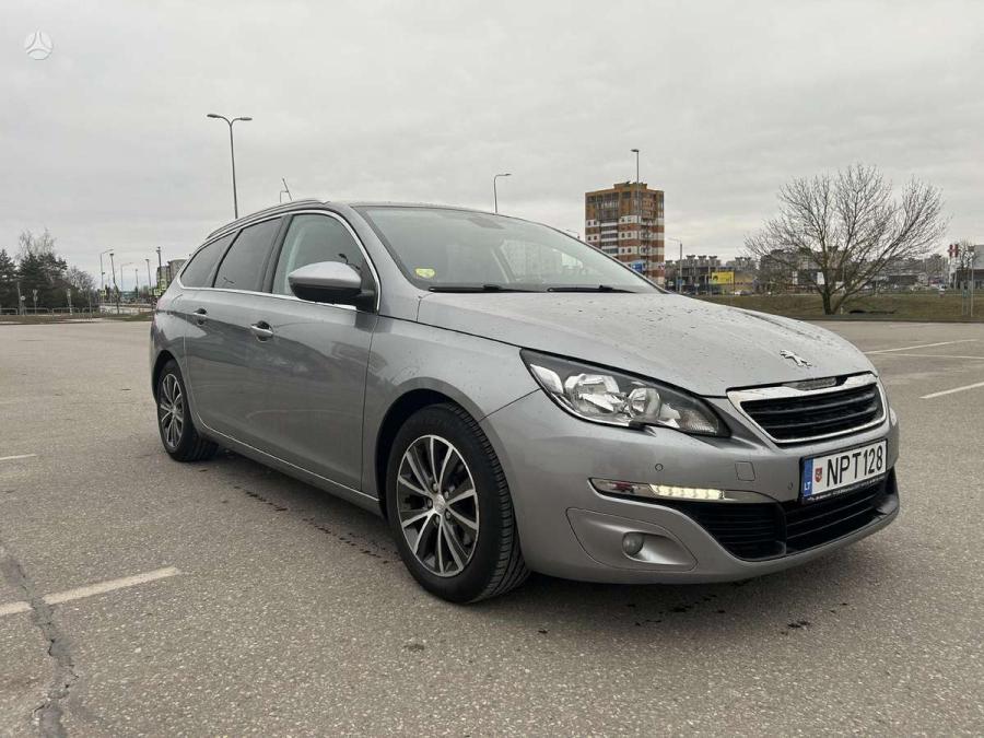 Grey Peugeot 308 2015 in Kaunas, with an engine capacity of 1.56 L and mileage of 293 thousand km for 4999 €, photo 1 on AUTOMOTO.COM.LV