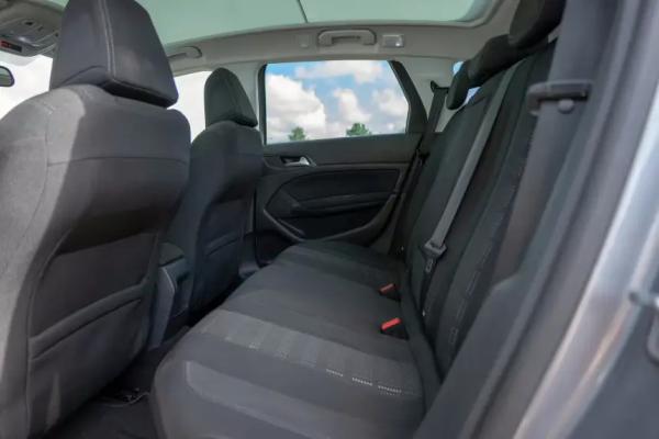 Grey Peugeot 308 2015 in Liepaja, with an engine capacity of 1.60 L and mileage of 162 thousand km for 8850 €, photo 9 on AUTOMOTO.COM.LV