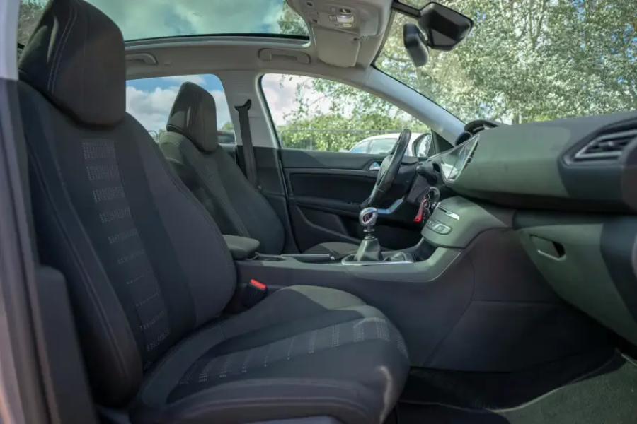 Pelēks Peugeot 308 2015 Liepāja, ar dzinēja tilpumu 1.60 L un nobraukumu 162 tūkst. km par 8850 €, foto 12 vietnē AUTOMOTO.COM.LV
