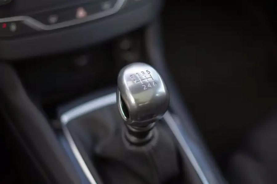 Pelēks Peugeot 308 2015 Liepāja, ar dzinēja tilpumu 1.60 L un nobraukumu 162 tūkst. km par 8850 €, foto 18 vietnē AUTOMOTO.COM.LV