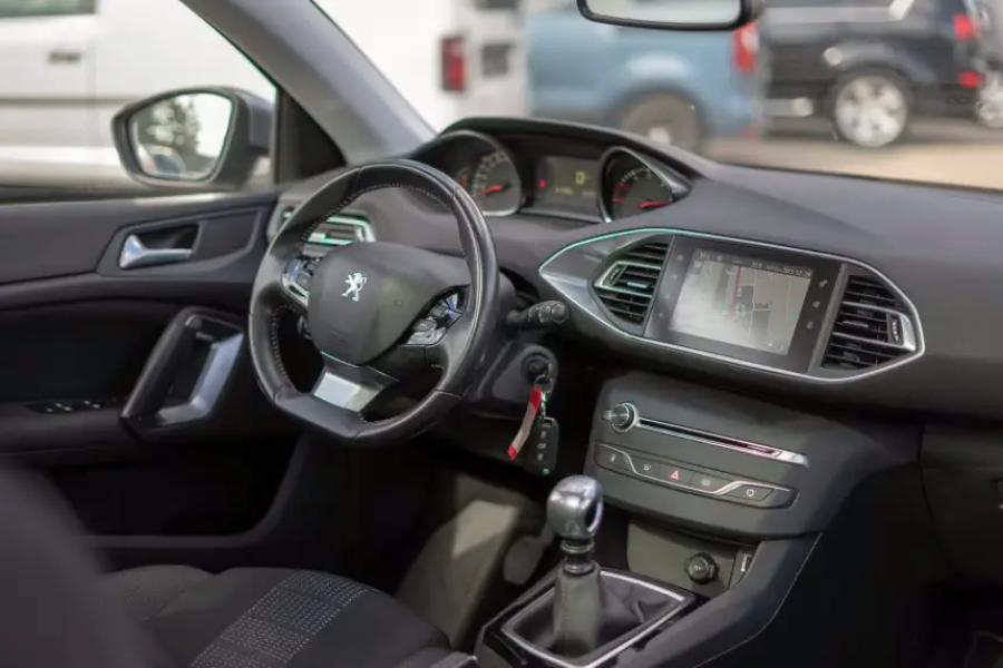 Pelēks Peugeot 308 2015 Liepāja, ar dzinēja tilpumu 1.60 L un nobraukumu 162 tūkst. km par 8850 €, foto 19 vietnē AUTOMOTO.COM.LV