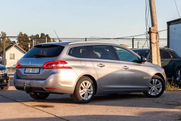 Grey Peugeot 308 2015 in Riga, with an engine capacity of 1.20 L and mileage of 11 thousand km for 6295 €, photo 4 on AUTOMOTO.COM.LV