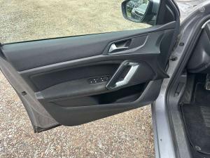 Grey Peugeot 308 2015 in Jurbarkas, with an engine capacity of 1.20 L and mileage of 170 thousand km for 3998 €, photo 13 on AUTOMOTO.COM.LV
