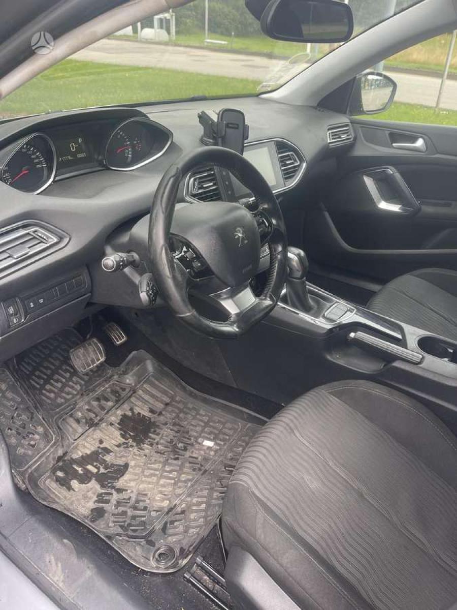 Grey Peugeot 308 2015 in Taurage, with an engine capacity of 1.56 L and mileage of 217 thousand km for 2500 €, photo 8 on AUTOMOTO.COM.LV