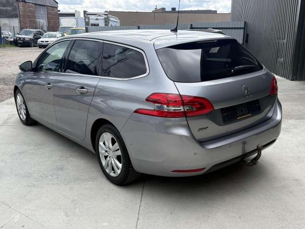 Peugeot 308 2015 in Kaunas on AUTOMOTO.COM.LV Grey Peugeot 308 2015 in Kaunas, with an engine capacity of 1.56 L and mileage of 228 thousand km for 3100 €, photo 3 on AUTOMOTO.COM.LV