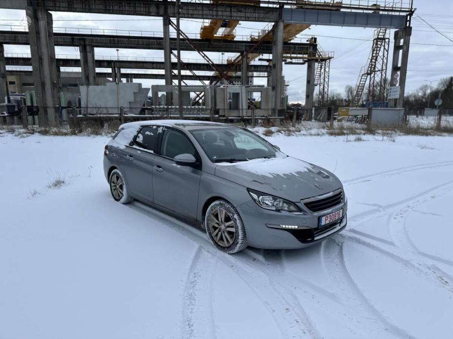 Grey Peugeot 308 2016 in Vilnius, with an engine capacity of 1.56 L and mileage of 331 thousand km for 3400 €, photo 1 on AUTOMOTO.COM.LV