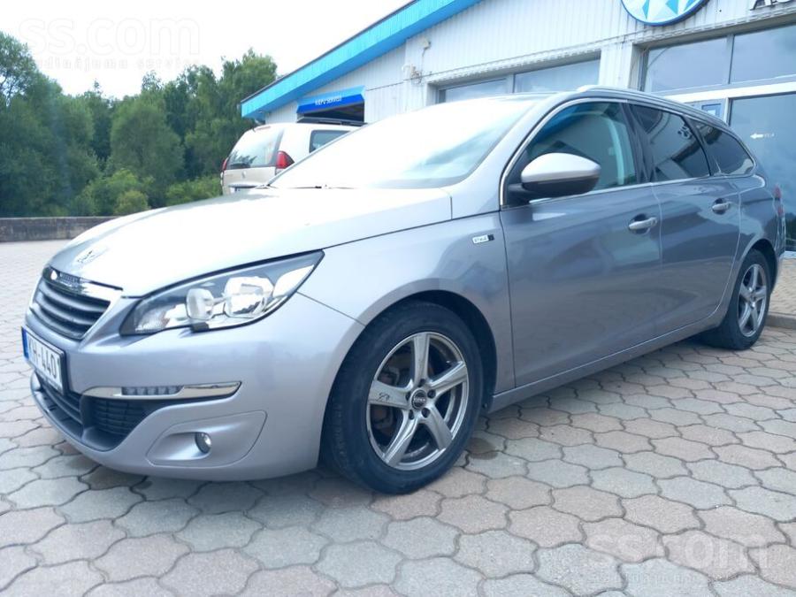 Grey Peugeot 308 2016 in Valmiera, with an engine capacity of 1.60 L and mileage of 129 thousand km for 4900 €, photo 3 on AUTOMOTO.COM.LV