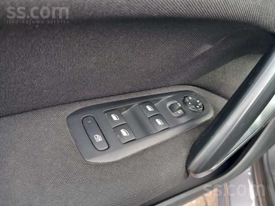 Grey Peugeot 308 2016 in Valmiera, with an engine capacity of 1.60 L and mileage of 129 thousand km for 4900 €, photo 10 on AUTOMOTO.COM.LV
