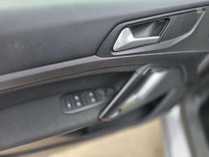 Grey Peugeot 308 2018 in Taurage, with an engine capacity of 1.20 L and mileage of 102 thousand km for 6500 €, photo 15 on AUTOMOTO.COM.LV