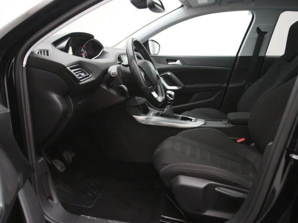 Peugeot 308 2016 in Vilnius, with an engine capacity of 1.20 L and mileage of 224 thousand km for 5799 €, photo 4 on AUTOMOTO.COM.LV