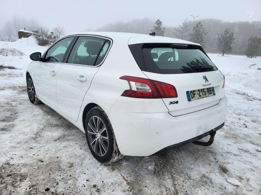 White Peugeot 308 2014 in Taurage, with an engine capacity of 1.20 L and mileage of 185 thousand km for 5200 €, photo 5 on AUTOMOTO.COM.LV