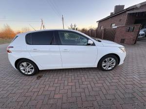 White Peugeot 308 2017 in Panevezys, with an engine capacity of 1.56 L and mileage of 320 thousand km for 5000 €, photo 3 on AUTOMOTO.COM.LV