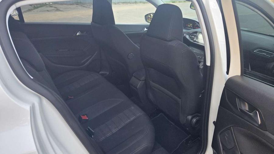 White Peugeot 308 2017 in Taurage, with an engine capacity of 1.56 L and mileage of 230 thousand km for 6800 €, photo 12 on AUTOMOTO.COM.LV