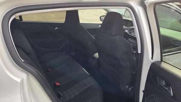 White Peugeot 308 2017 in Taurage, with an engine capacity of 1.60 L and mileage of 232 thousand km for 6200 €, photo 9 on AUTOMOTO.COM.LV
