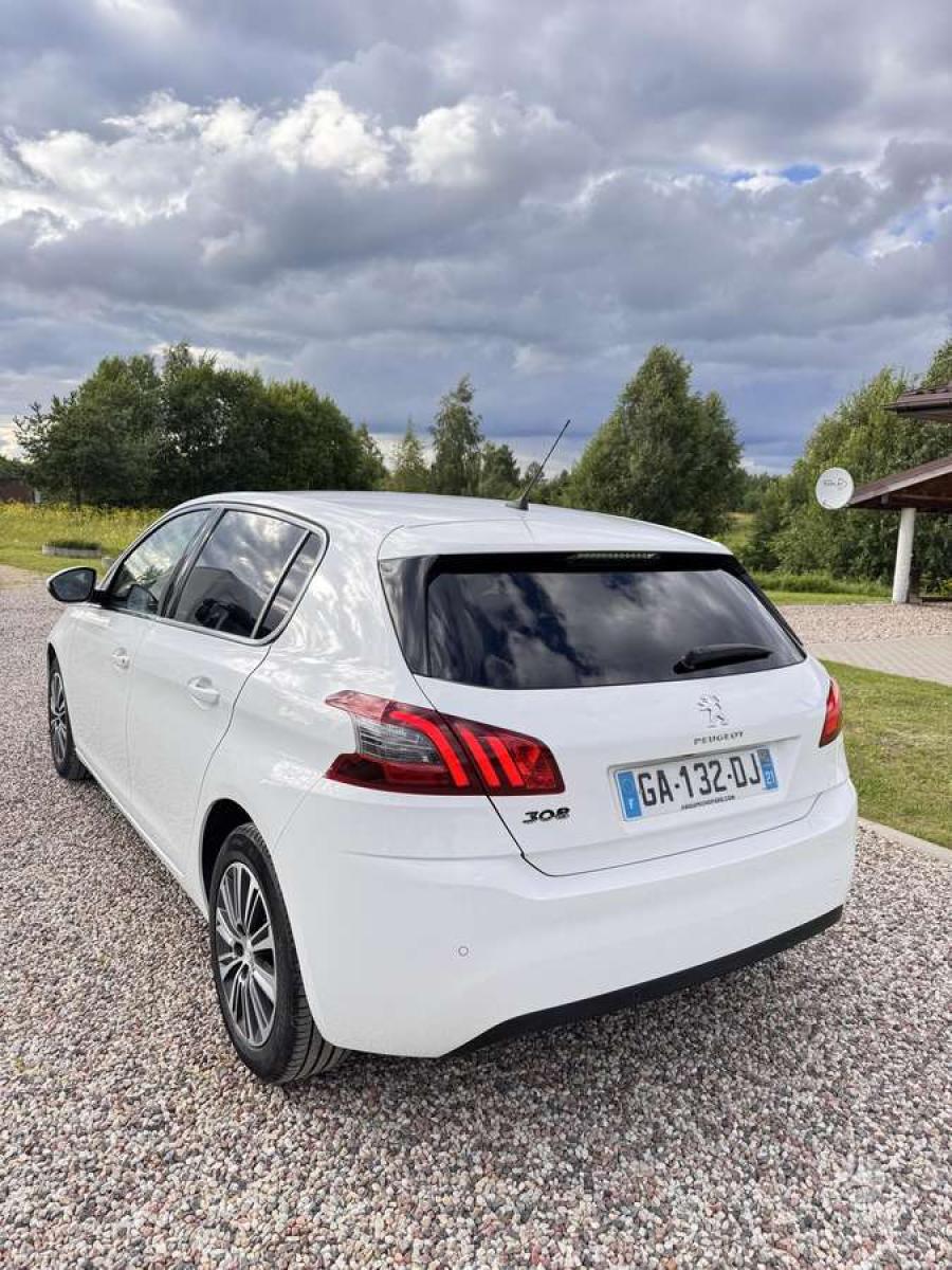 White Peugeot 308 2021 in Vilnius, with an engine capacity of 1.20 L and mileage of 166 thousand km for 7850 €, photo 13 on AUTOMOTO.COM.LV