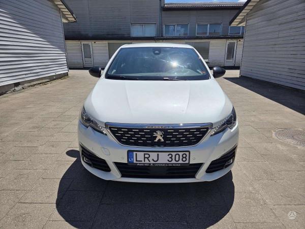 Peugeot 308 2021 in Vilnius on AUTOMOTO.COM.LV White Peugeot 308 2021 in Vilnius, with an engine capacity of 1.20 L and mileage of 60 thousand km for 10800 €, photo 3 on AUTOMOTO.COM.LV