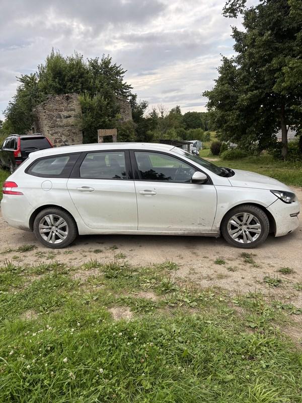 White Peugeot 308 2015 in Kunda, with an engine capacity of 1.60 L and mileage of 424 thousand km for 3999 €, photo 3 on AUTOMOTO.COM.LV