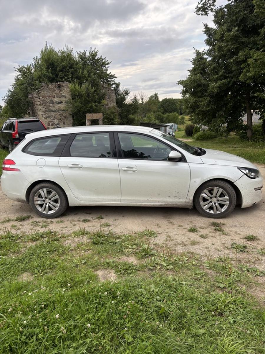 Balts Peugeot 308 2015 Kunda, ar dzinēja tilpumu 1.60 L un nobraukumu 424 tūkst. km par 3999 €, foto 4 vietnē AUTOMOTO.COM.LV