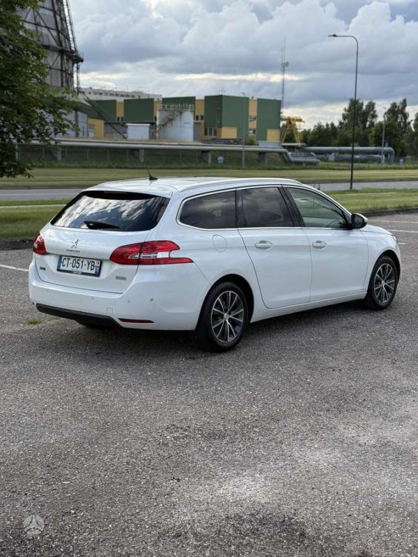 Balts Peugeot 308 2015 Viļņa, ar dzinēja tilpumu 1.20 L un nobraukumu 210 tūkst. km par 3900 €, foto 4 vietnē AUTOMOTO.COM.LV
