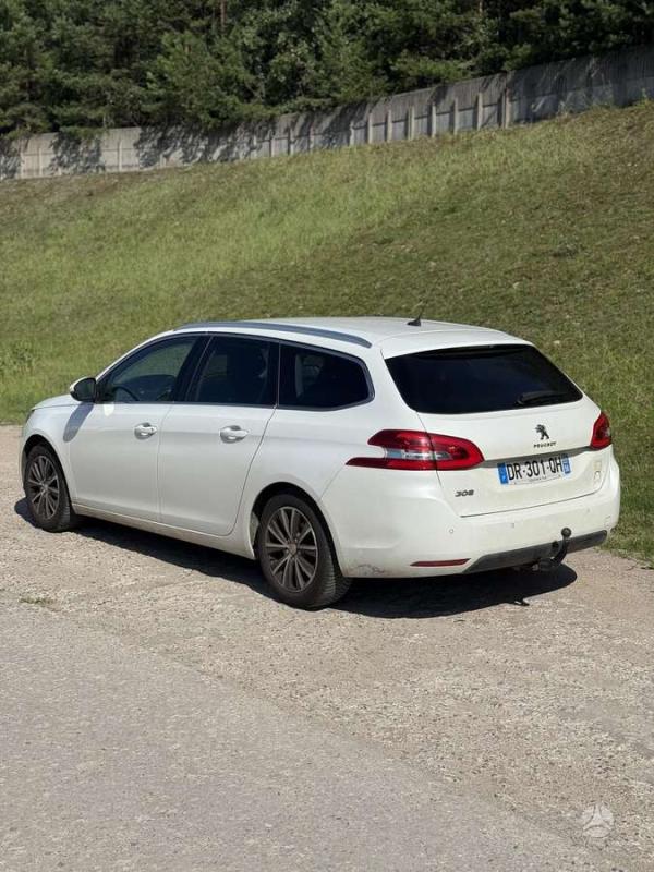 Peugeot 308 2015 Viļņa vietnē Balts Peugeot 308 2015 Viļņa, ar dzinēja tilpumu 1.20 L un nobraukumu 200 tūkst. km par 3800 €, foto 7 vietnē AUTOMOTO.COM.LV