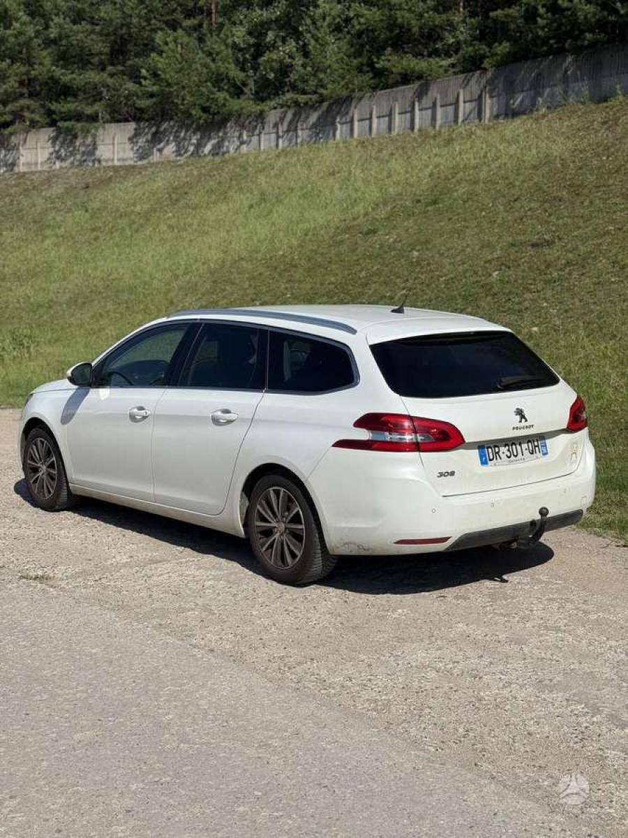 White Peugeot 308 2015 in Vilnius, with an engine capacity of 1.20 L and mileage of 200 thousand km for 3800 €, photo 7 on AUTOMOTO.COM.LV