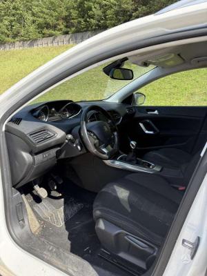 White Peugeot 308 2015 in Vilnius, with an engine capacity of 1.20 L and mileage of 200 thousand km for 3800 €, photo 9 on AUTOMOTO.COM.LV