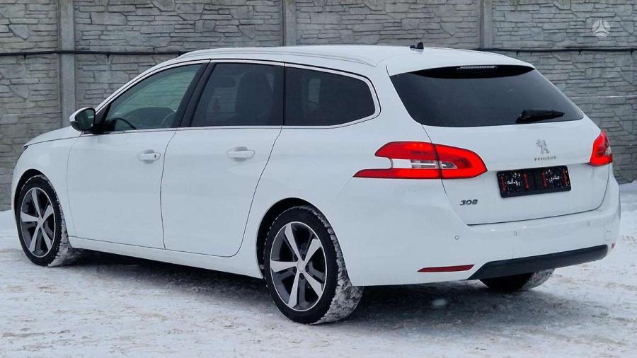 White Peugeot 308 2017 in Taurage, with an engine capacity of 1.50 L and mileage of 103 thousand km for 6500 €, photo 4 on AUTOMOTO.COM.LV