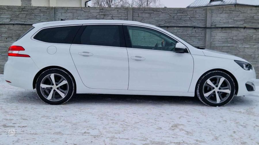 White Peugeot 308 2017 in Taurage, with an engine capacity of 1.50 L and mileage of 103 thousand km for 6500 €, photo 6 on AUTOMOTO.COM.LV