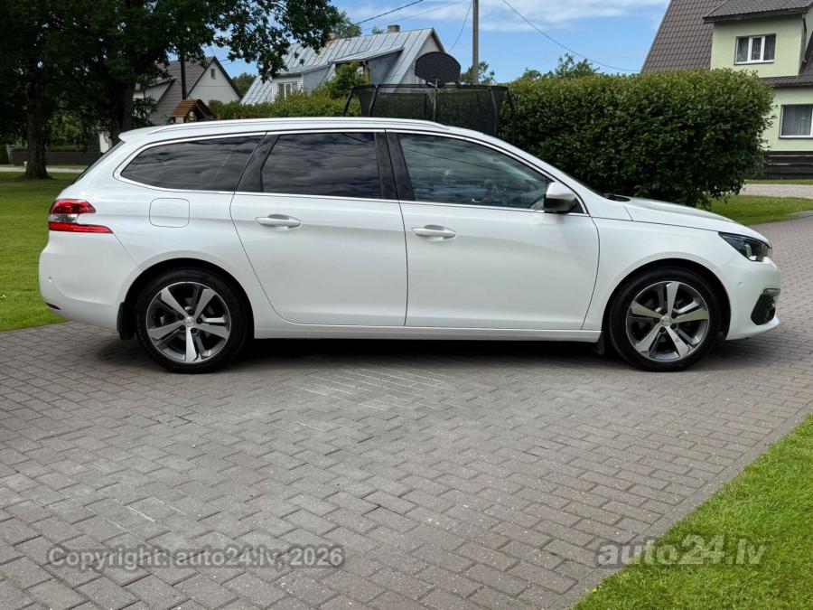 White Peugeot 308 2018 in Parnu, with an engine capacity of 1.60 L and mileage of 156 thousand km for 8900 €, photo 8 on AUTOMOTO.COM.LV