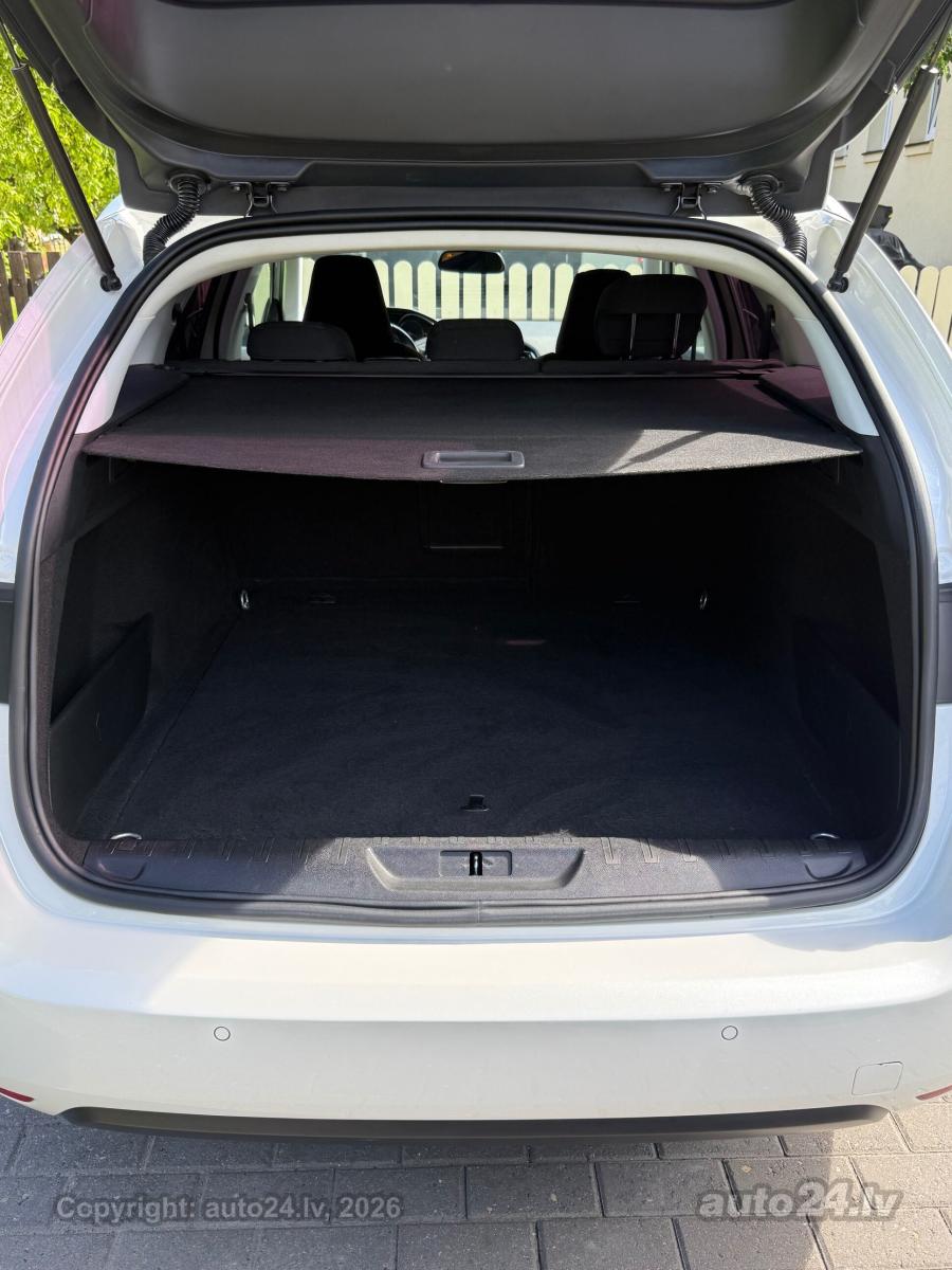 White Peugeot 308 2018 in Parnu, with an engine capacity of 1.60 L and mileage of 156 thousand km for 8900 €, photo 11 on AUTOMOTO.COM.LV