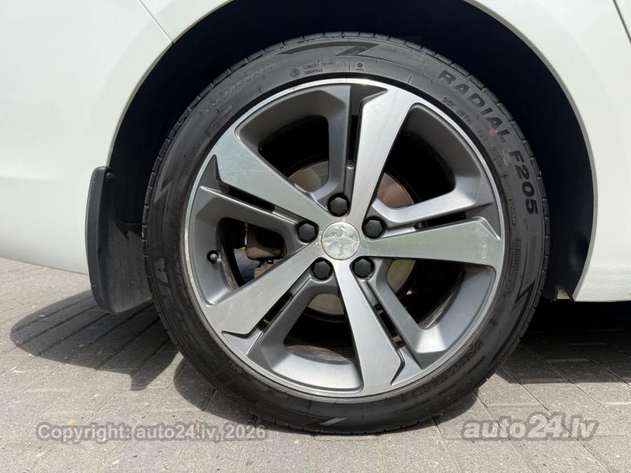 White Peugeot 308 2018 in Parnu, with an engine capacity of 1.60 L and mileage of 156 thousand km for 8900 €, photo 12 on AUTOMOTO.COM.LV