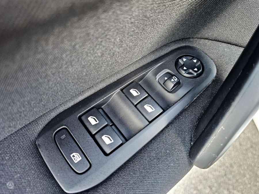 White Peugeot 308 2018 in Taurage, with an engine capacity of 1.56 L and mileage of 188 thousand km for 6400 €, photo 37 on AUTOMOTO.COM.LV