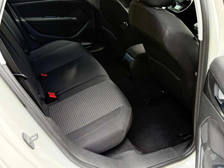 White Peugeot 308 2018 in Taurage, with an engine capacity of 1.50 L and mileage of 270 thousand km for 4500 €, photo 9 on AUTOMOTO.COM.LV