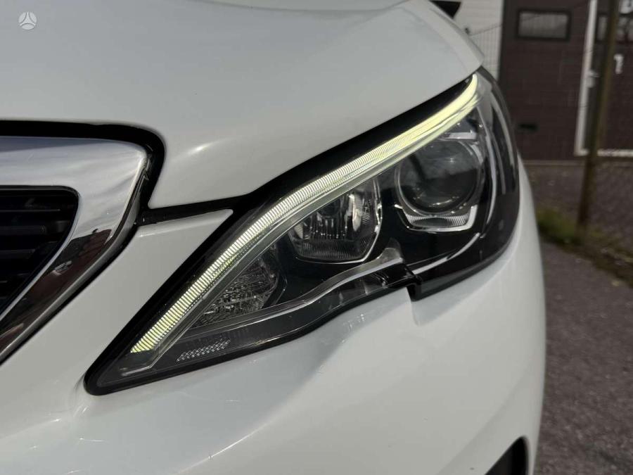 White Peugeot 308 2018 in Utena, with an engine capacity of 1.20 L and mileage of 171 thousand km for 5000 €, photo 8 on AUTOMOTO.COM.LV