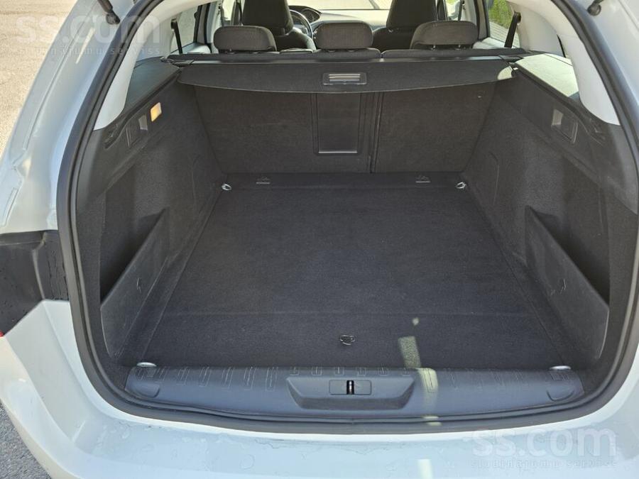 White Peugeot 308 2019 in Riga, with an engine capacity of 1.20 L and mileage of 143 thousand km for 7500 €, photo 8 on AUTOMOTO.COM.LV