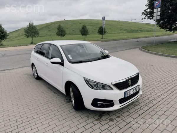 Peugeot 308 2019 in Riga on AUTOMOTO.COM.LV White Peugeot 308 2019 in Riga, with an engine capacity of 1.50 L and mileage of 204 thousand km for 5500 €, photo 4 on AUTOMOTO.COM.LV