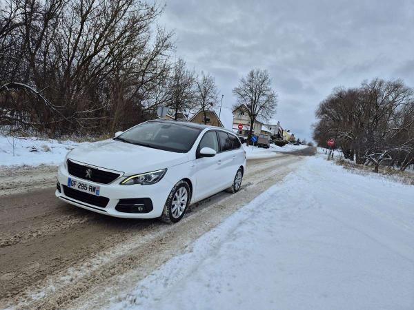 White Peugeot 308 2020 in Siauliai, with an engine capacity of 1.50 L and mileage of 317 thousand km for 6599 €, photo 1 on AUTOMOTO.COM.LV