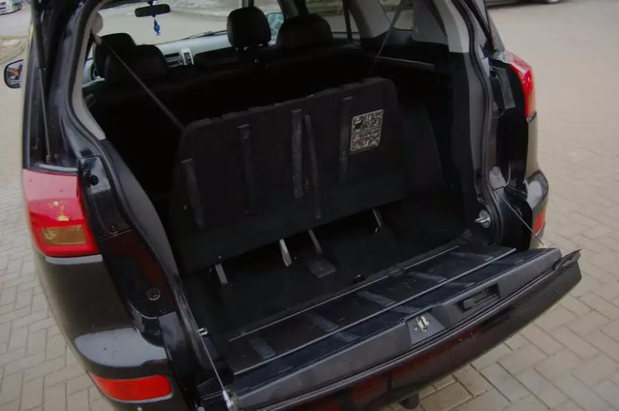 Black Peugeot 4007 2007 in Jekabpils, with an engine capacity of 2.20 L and mileage of 240 thousand km for 5750 €, photo 12 on AUTOMOTO.COM.LV