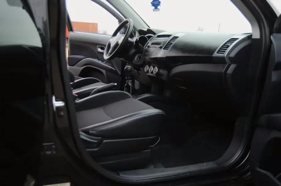 Black Peugeot 4007 2007 in Jekabpils, with an engine capacity of 2.20 L and mileage of 240 thousand km for 5750 €, photo 13 on AUTOMOTO.COM.LV