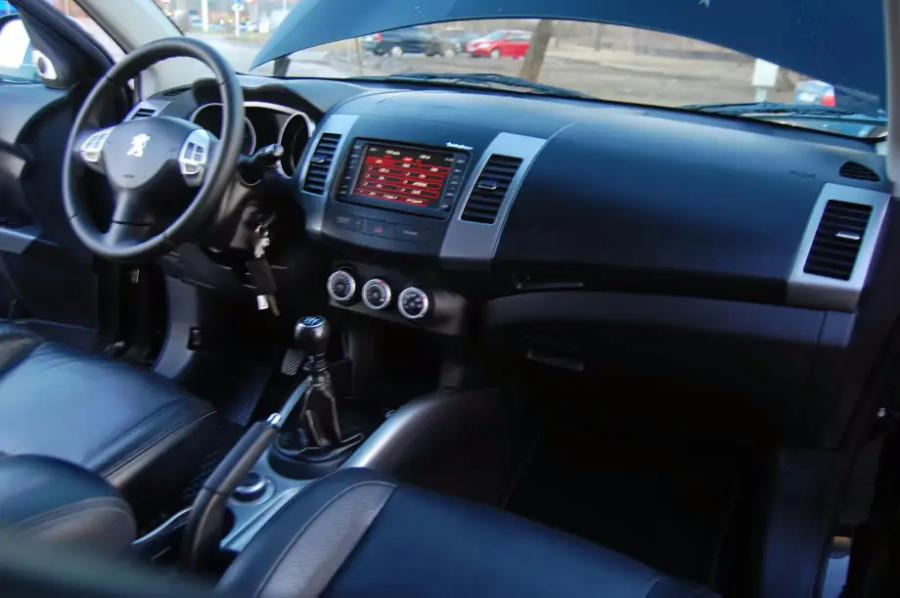 Melns Peugeot 4007 2007 Jēkabpils, ar dzinēja tilpumu 2.20 L un nobraukumu 257 tūkst. km par 5700 €, foto 16 vietnē AUTOMOTO.COM.LV