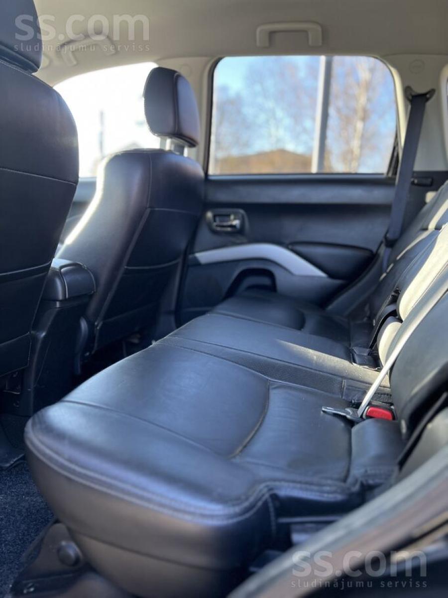 Black Peugeot 4007 2008 in Daugavpils, with an engine capacity of 2.20 L and mileage of 184 thousand km for 4900 €, photo 4 on AUTOMOTO.COM.LV