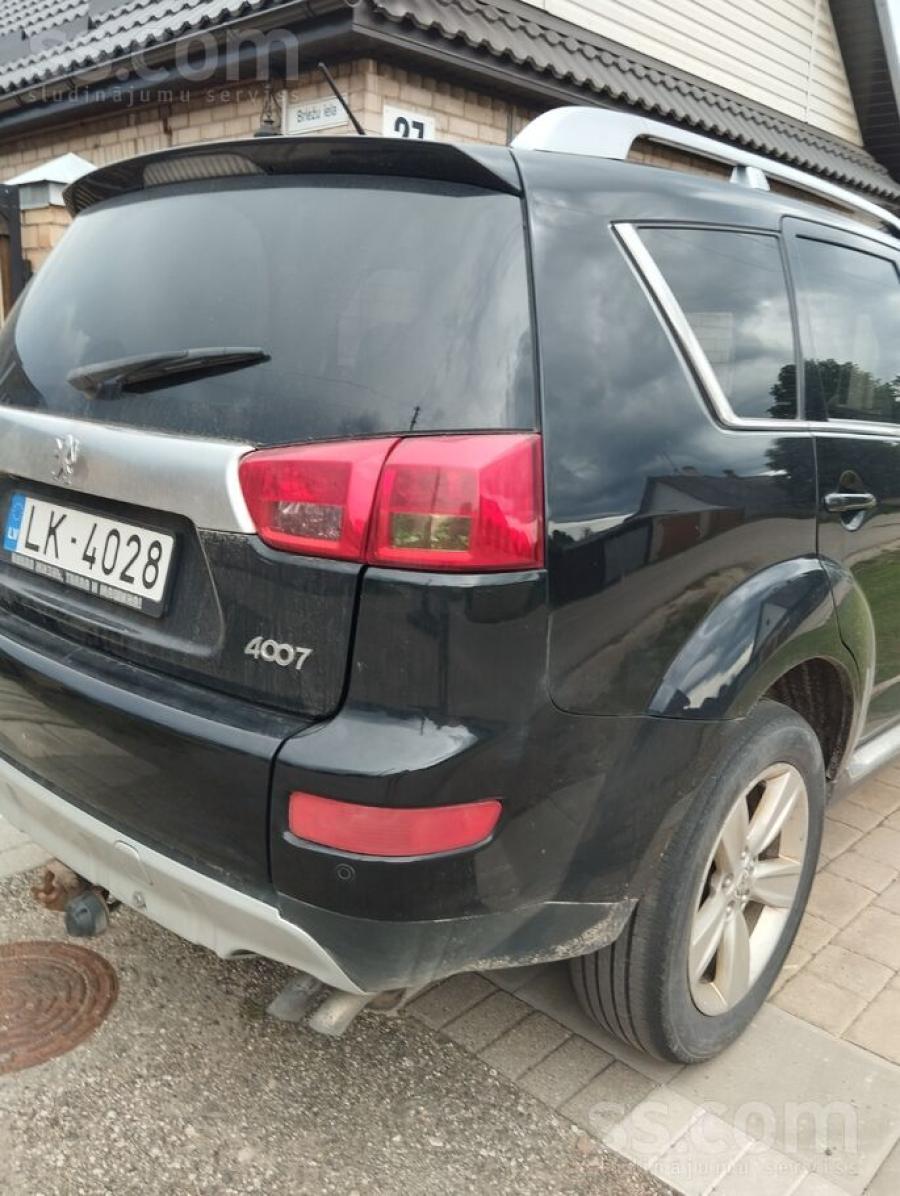 Black Peugeot 4007 2009 in Daugavpils, with an engine capacity of 2.20 L and mileage of 261 thousand km for 3800 €, photo 3 on AUTOMOTO.COM.LV