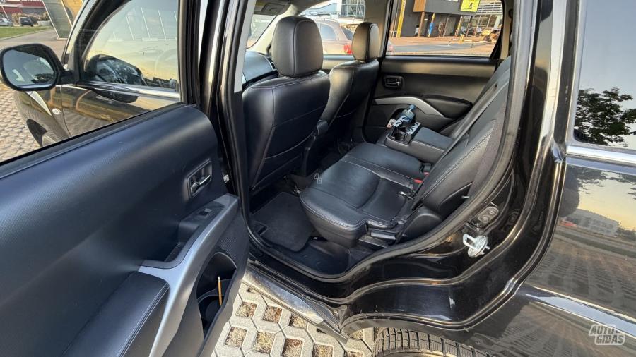 Black Peugeot 4007 2009 in Siauliai, with an engine capacity of 2.20 L and mileage of 299 thousand km for 2950 €, photo 9 on AUTOMOTO.COM.LV