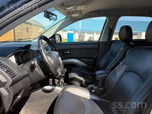 Black Peugeot 4007 2009 in Liepaja, with an engine capacity of 2.20 L and mileage of 347 thousand km for 2850 €, photo 10 on AUTOMOTO.COM.LV