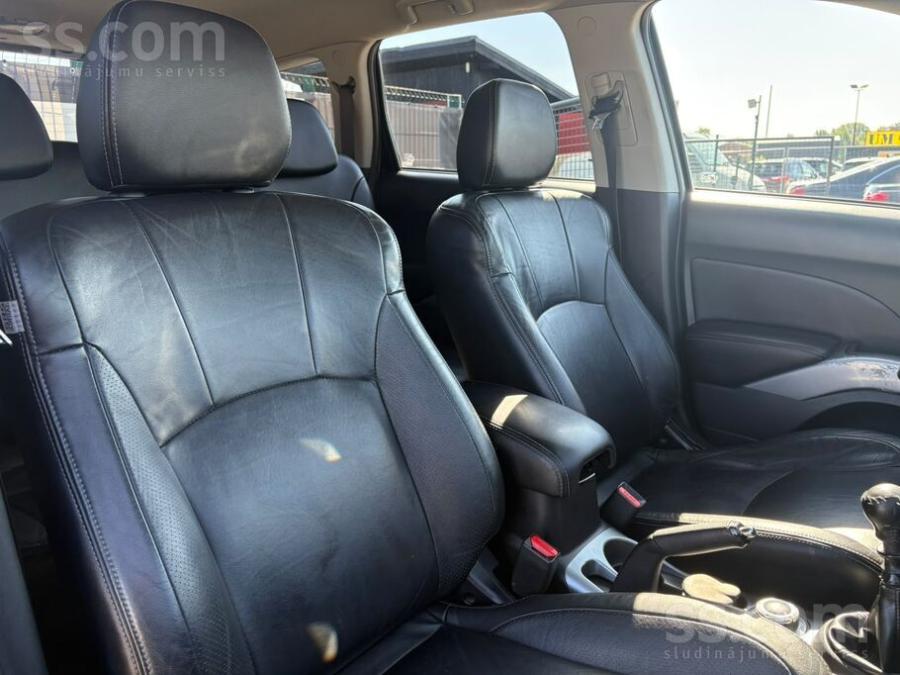 Black Peugeot 4007 2009 in Liepaja, with an engine capacity of 2.20 L and mileage of 347 thousand km for 2850 €, photo 21 on AUTOMOTO.COM.LV