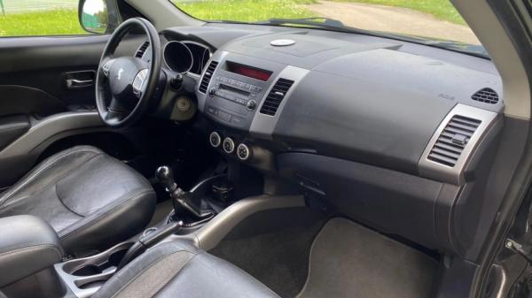 Black Peugeot 4007 2009 in Riga, with an engine capacity of 2.20 L and mileage of 222 thousand km for 6500 €, photo 9 on AUTOMOTO.COM.LV